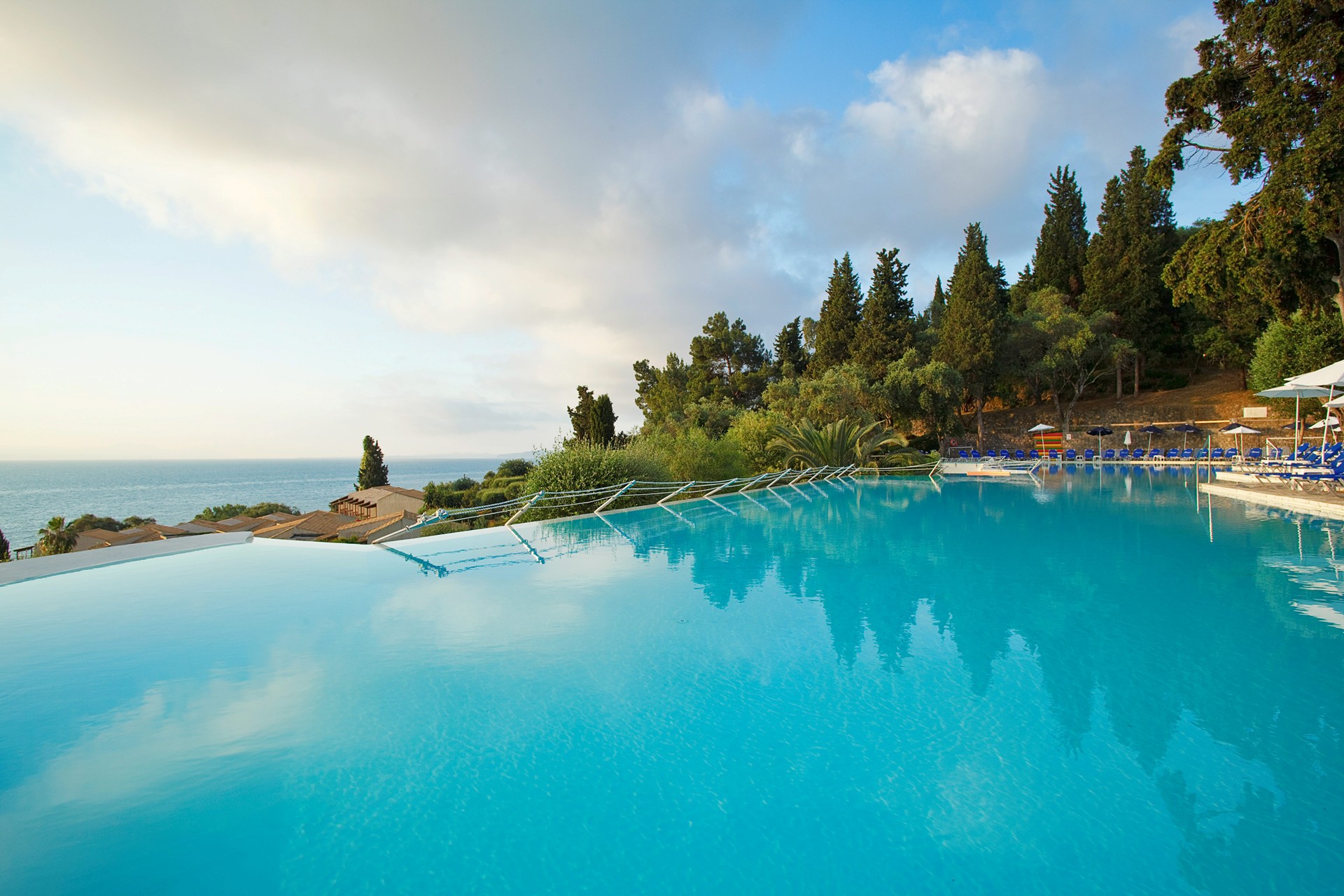 Vakantie Perama - Hotel aan een privéstrand! | TUI